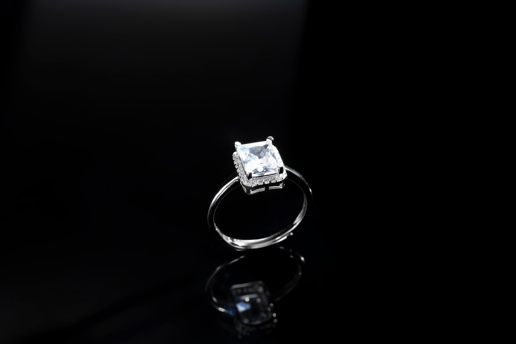 Blue Diamond Tek Taş Yüzük Satarken Değer Kaybeder Mi?